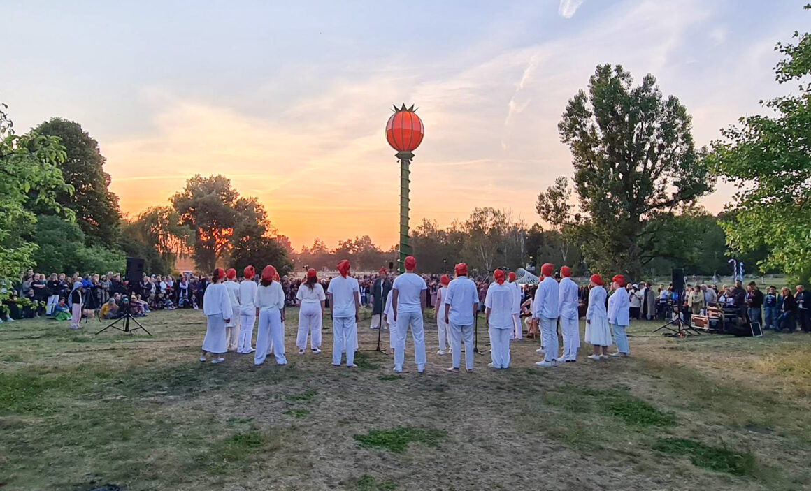 Izabella Gustowska: ... siała Baba mak ... / Poznań Visual Park Memory ...